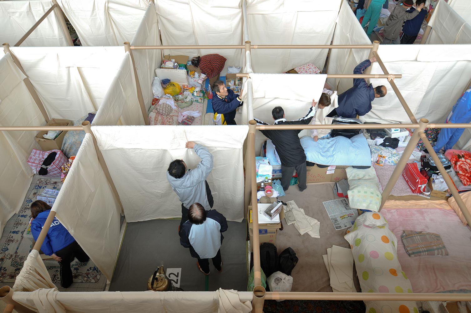 Paper Partition System / East Japan Earthquake - Shigeru Ban