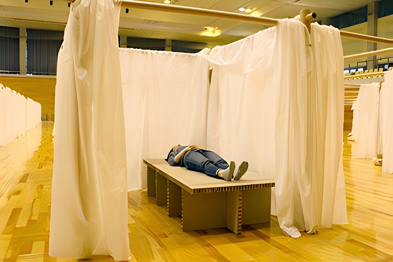 Paper Partition System / Kumamoto Earthquake - Shigeru Ban